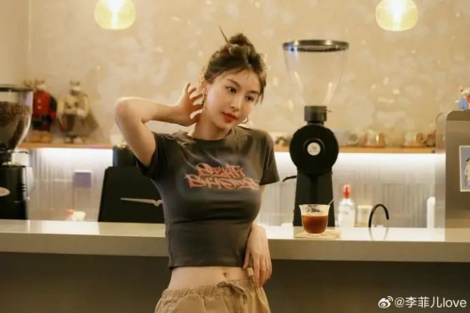 37岁李菲儿依旧美如初恋，身材颜值不输叶珂，笑容甜美超治愈 -6parkbbs.com