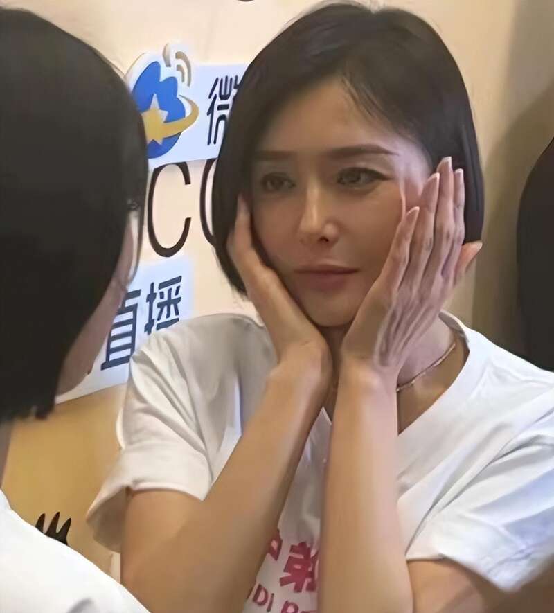 43岁秦岚被偶遇 生图皮肤蜡黄 手背暴露年龄 -6parkbbs.com